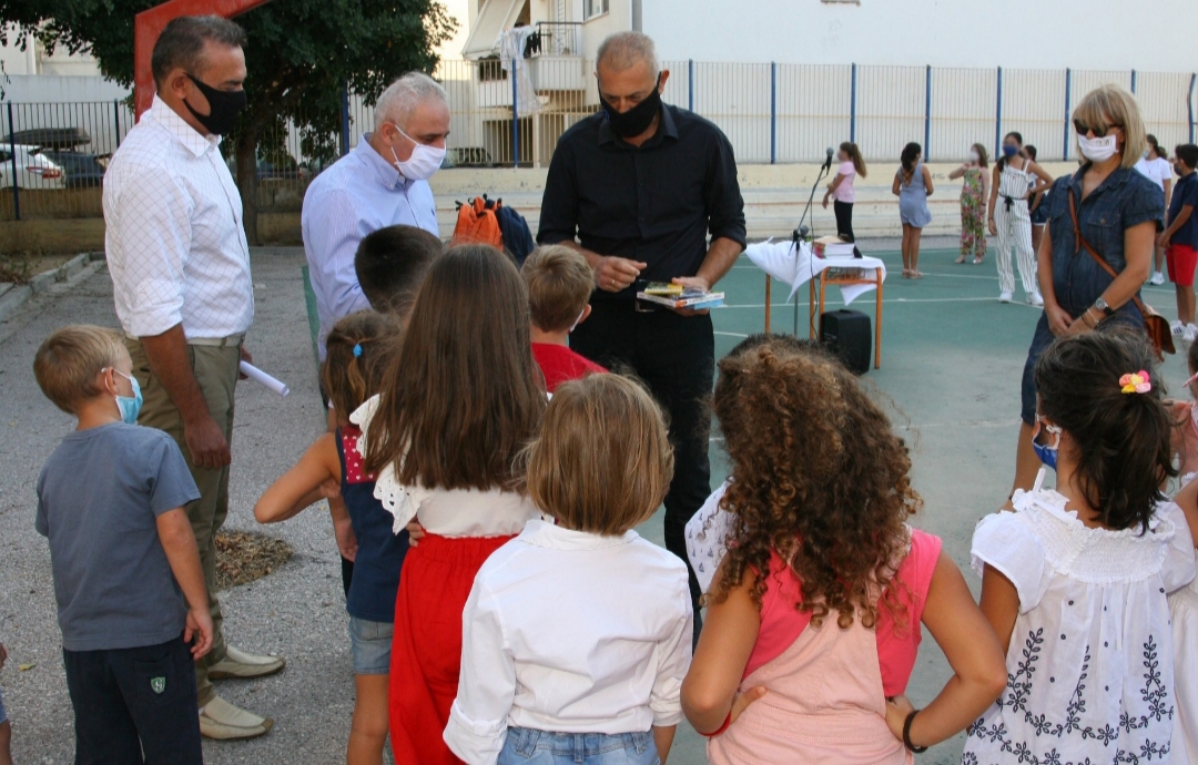 Ο ΔΗΜΑΡΧΟΣ ΠΕΙΡΑΙΑ ΓΙΑΝΝΗΣ ΜΩΡΑΛΗΣ ΣΤΗΝ ΤΕΛΕΤΗ ΑΓΙΑΣΜΟΥ ΣΧΟΛΕΙΩΝ ΤΗΣ ...