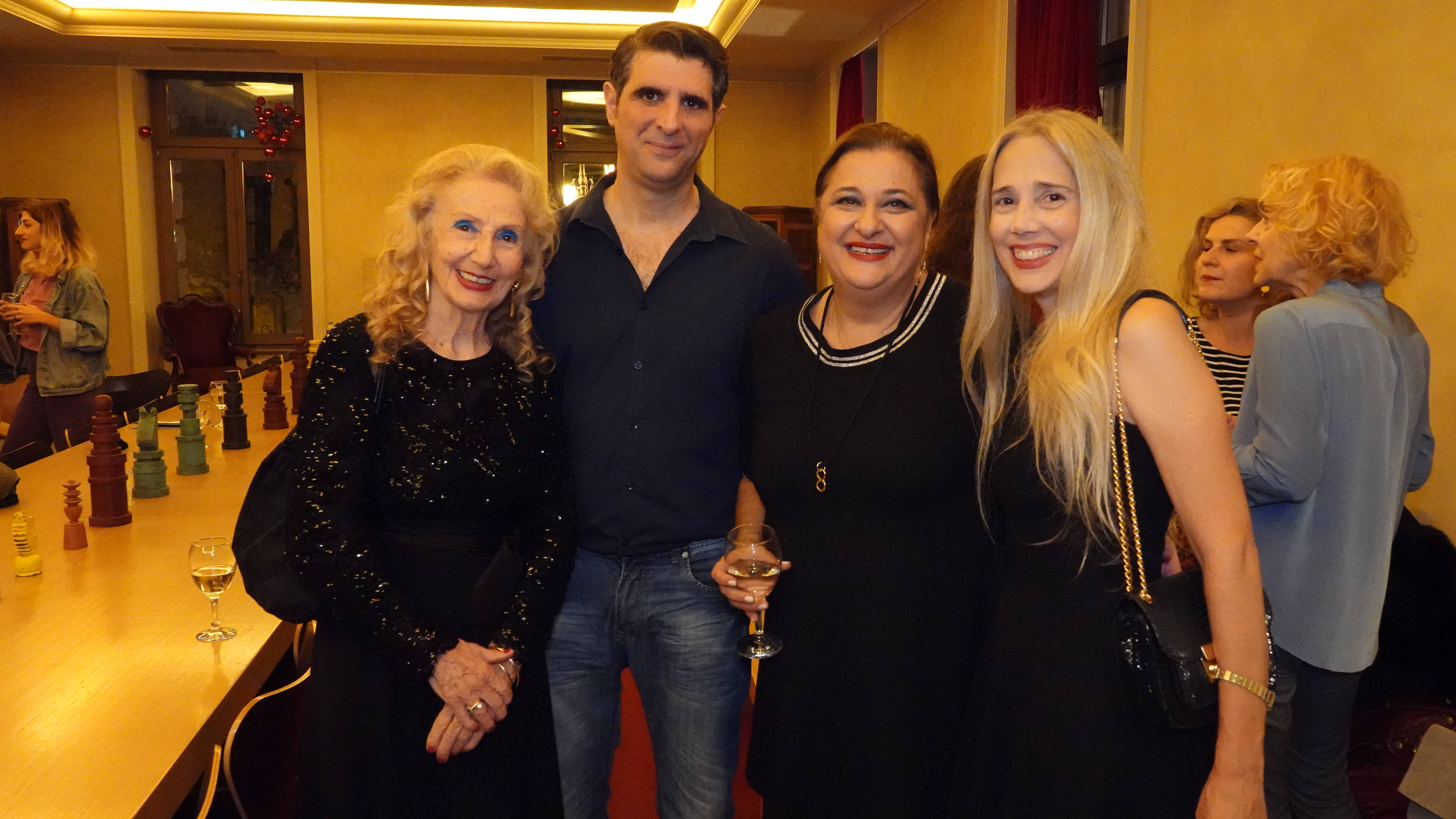 Η πρεμιέρα της αιχμηρής πολιτικής σάτιρα του Δημήτρη Ψαθά «Ξύπνα Βασίλη ...