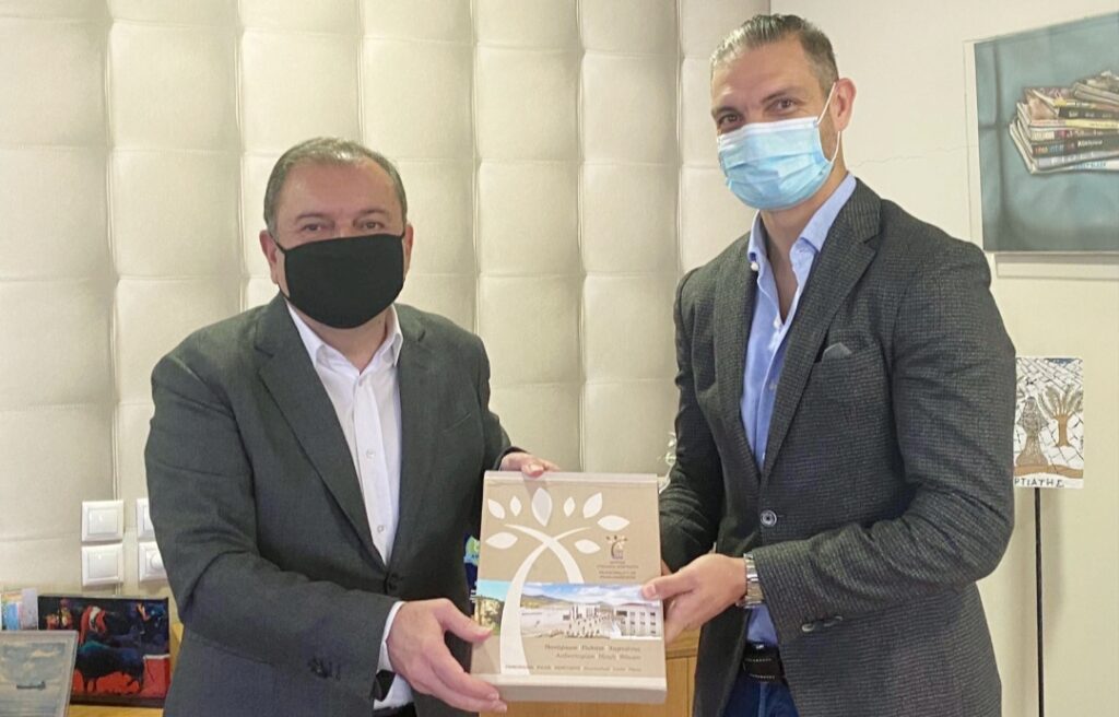 Κρητικό Σαρίκι: το παραδοσιακό κεντητό μαντήλι για το κεφάλι - Polis ...
